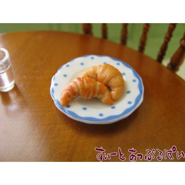 クロワッサンのミニチュアです。サイズ：13ｘ8ｍｍ、厚み約5ｍｍ。※お皿は付属しません。