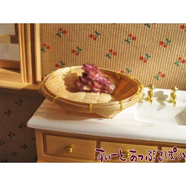 野菜を入れたくなるような、丸くて浅いバスケットです。野菜をいっぱい入れて、八百屋さんのディスプレイとかにいかがでしょうか！※写真の野菜、シンクは付属しません。サイズ：直径約53ｍｍ、深さ約15ｍｍ