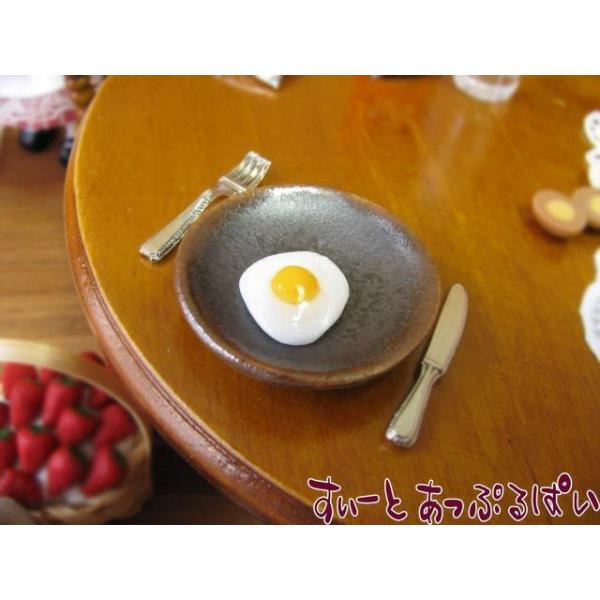 目玉焼きです。黄身のテカリ具合からして、半熟ですよ！！かなりリアルでお勧めです。※お皿、カトラリー、テーブル等は別売りになります。サイズ：約直径１０ｍｍ