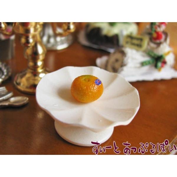 ステッカーの付いたオレンジのミニチュアです！サイズ：直径約8ミリ、高さ約5ミリ。