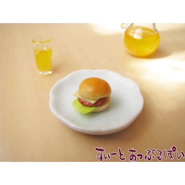 ハンバーガーの単品です。小さいですが、なかなかどうしてリアルです！！※お皿、ドリンクは別売りになります。サイズ：直径約10ｍｍ。※手作り品のため、製造ロットにより色や形が写真と微妙に異なる場合がございますのでご了承ください。