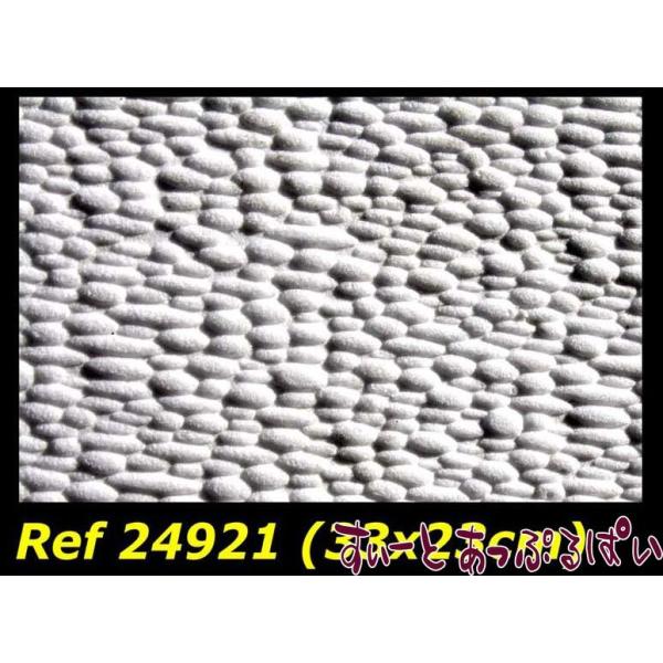 スペイン製のドールハウス用テクスチャーシートです。素材はポリカード（紙）ですが、お風呂の中に敷くマットのような柔らかい感触です。厚みは約2ｍｍ強です。アクリル絵の具等でお好みに着色してお使いください。ビニールコーティング等はされておりません...