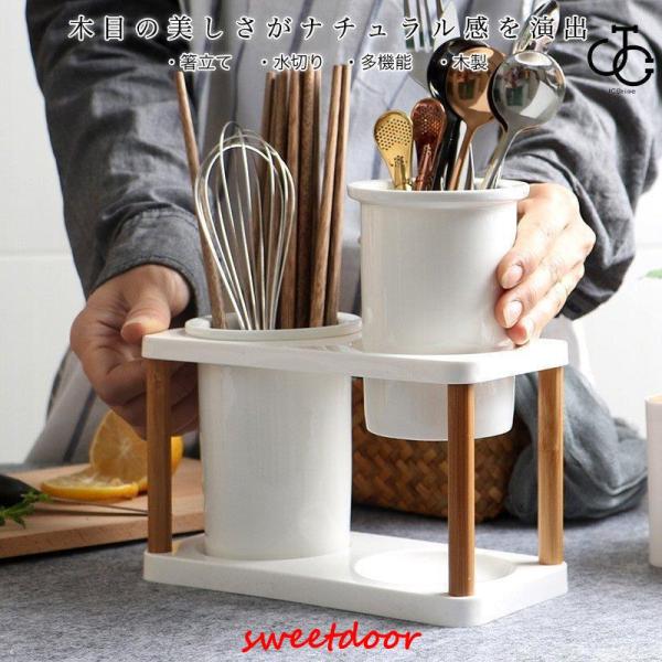 【ポイント】おしゃれでかわいい箸立て透かし風デザインがとってもカワイイ箸立てです。シンプルなホワイトカラーで陶器製の容器を使用しているので清潔感がありますよ。2個タイプなので、箸とスプーンやフォークなどを分けて収納することが出来てとても便利...
