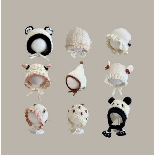 さくらんぼモチーフとポンポンが可愛いベビー用ニット帽です。内側ボア＆耳当て付きで、赤ちゃんを寒さから守ります。【素材について】ポリエステル【補足説明】商品の性質上、手洗いでのお洗濯をお勧めしております。