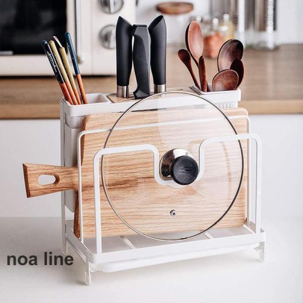 【商品サイズ】：28cm＊25cm＊15cm　重量：約1300g【錆びにくい素材】：収納ラックのフレーム部分はステンレススチール製（粉体塗装）で錆びにくく安定感があります。包丁立ては木製で刃こぼれなどの心配もありません。お箸立ては環境に優し...