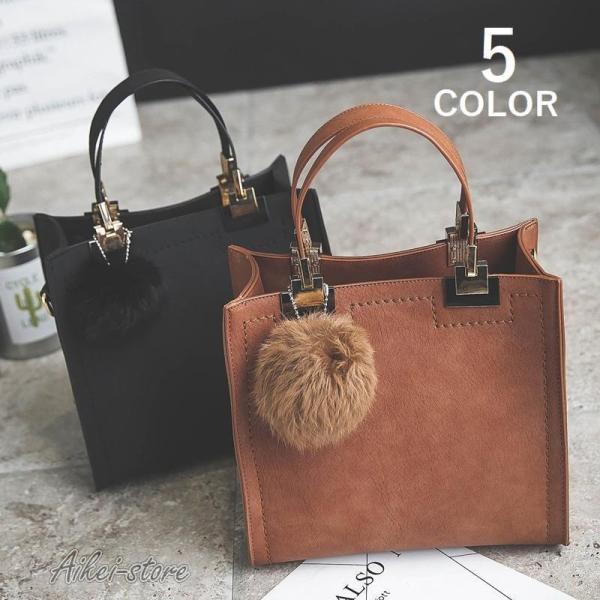 ファーのチャームが可愛いショルダーベルト付きのハンドバッグ【サイズについて】幅23、高さ21、厚さ11、持ち手高さ12、肩紐120cm【素材について】PU