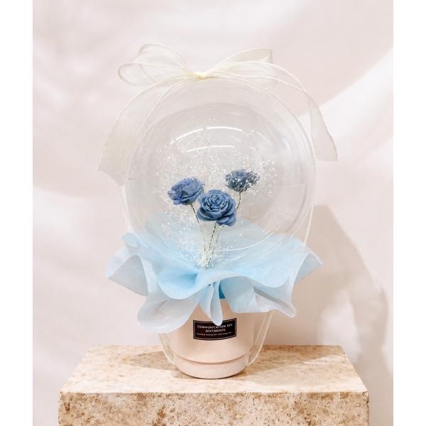 ドライフラワーを使用した置き型タイプのバルーンフラワーです。造花のため、枯れなくて長持ちするので、長い間ディスプレイして楽しめます。アクアバルーンの透明感がとてもキレイです。【 球体はゴムの様なポリウレタン素材なのでとても軽くて安全です！！...