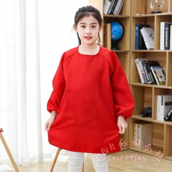 シンプルデザインの子供用長袖スモックです。お名前を書けるネームタグ付き！首まわりはゴム仕様になっているのでお子様1人でも着替えが楽ちん♪習字や図画工作などの時間に活躍！衣類の汚れ予防に◎撥水加工なのも嬉しいポイントです♪ポケット付きでハンカ...