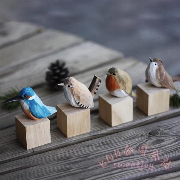 ●仕様：木彫り鳥型のオーナメント、●素材：しなのき。●プロセス：手彫り、研削と表面が着色する。●スタイル（含まれるもの）：カワセミ、4*4*4cm松木ベース一つ付き。●サイズ：高さ約5cm、幅4cm、長さ8cm。●デザイン：(1)鳥の形に合...