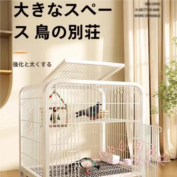 衝撃に強い金網素材で作られており、耐久性があり長持ちします。鳥かごは、広々とした空間で鳥が快適に過ごせる大型バードゲージです。ルームエリアを分けられるため、複数の鳥を飼っている方に最適なインコケージです。鳥かごの下に設置されたローラーにより...