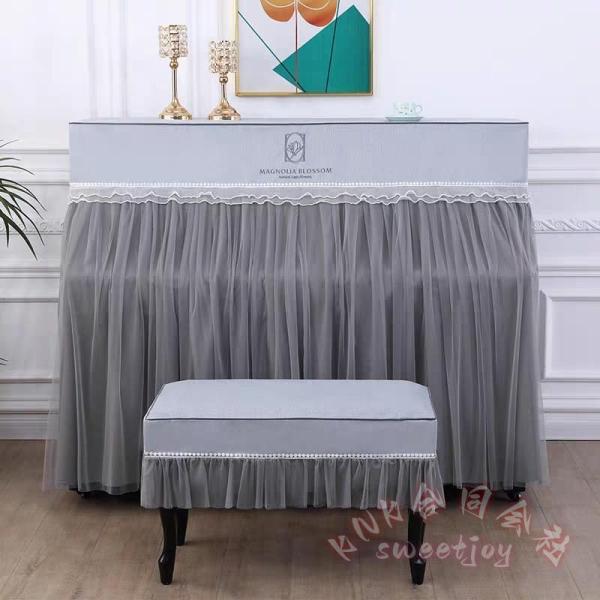 【刺繍デザイン】上品な刺繍を贅沢にあしらい、独特の外観、厚地でしわになりにくてよい懸垂感を持つ。大切なピアノの保護をしつつ、お部屋のアクセントにもなる素敵なアイテムです。【サイズ】ピアノカバー：間口148-153cm通用、椅子カバー(一人掛...