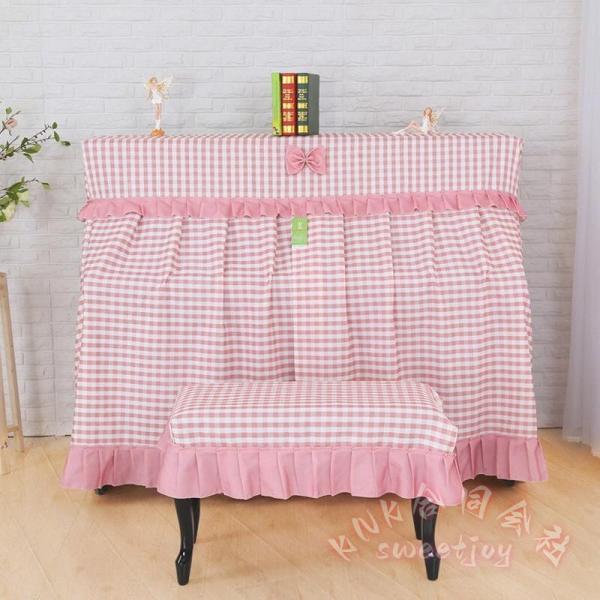 【北欧調ピアノカバー】繊細なチェック柄をプリントした北欧調ピアノカバーです。椅子にはフリル付きで華やかさもありますね。可愛い外観、厚地でしわになりにくてよい懸垂感を持つ。大切なピアノの保護をしつつ、お部屋のアクセントにもなる素敵なアイテムで...