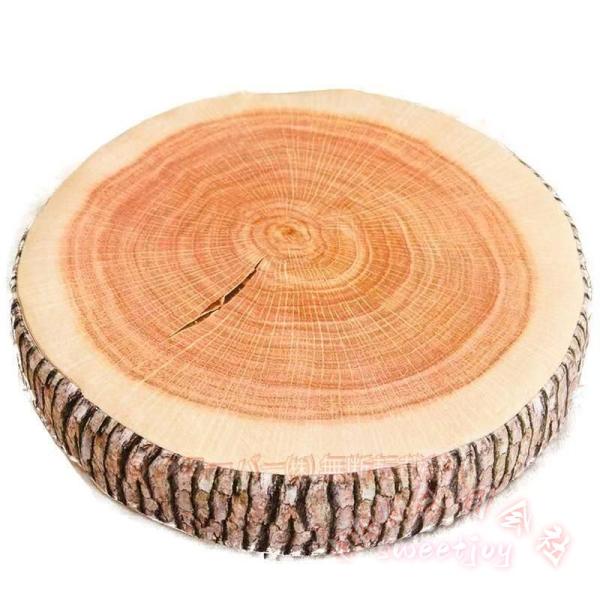 年輪やひび割れまで再現した、超リアルデザイン！ふかふかで優しい肌触りのオシャレなクッション♪とってもユニークで、雰囲気たっぷりの切り株クッションの登場です！切り株を輪切りにした形のクッション。年輪やひび割れまで再現！細部までこだわったプリン...