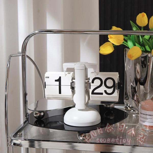 60秒毎に文字盤が自動でめくれます。クールなフリップ（パタパタ）アクション。サイズ（W＊H＊D）：約20.5 ｘ 16.5 ｘ 8 cm；お事務室やおデスクに最適レトロ感漂うおしゃれなフリップスタンドクロックです。カラーはブラックです雰囲気...