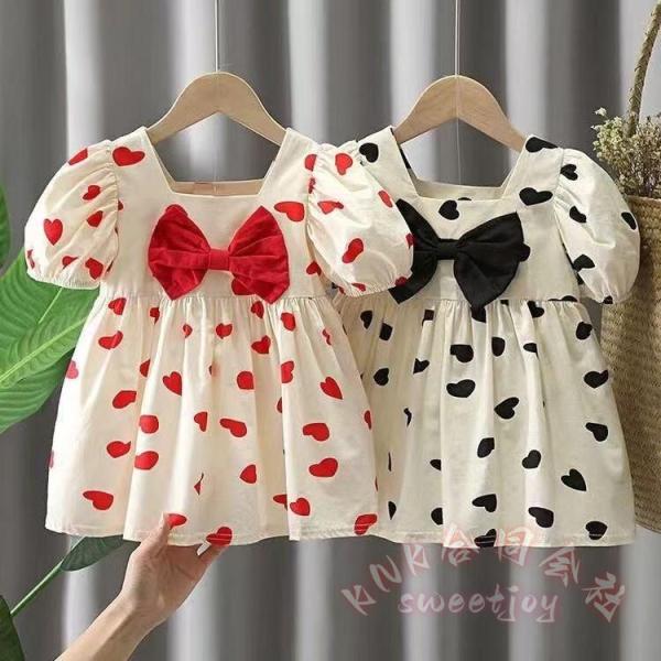 春夏のお出掛けにピッタリなベビーワンピース！ハート柄がキュートで一日をHAPPYにしてくれます。普段のお出掛けのデイリーユースにはもちろん、発表会やお食事会などちょっとな場面にも着用いただけます。【カラー】レッド（赤）?ブラック（黒）【サイ...