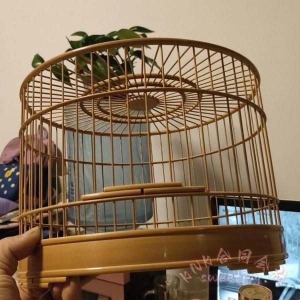 ■商品詳細：カラー：/画像通りサイズ：/フリーサイズフリーサイズ(単位:cm)：直径29.5*高22/網の間隔：1.2素材：PVC■キーワード検索：バードケージ 鳥籠 鳥用品 ペット用品 ペットケージ ゲージ 鳥かご 文鳥 おうむ 小鳥 イ...