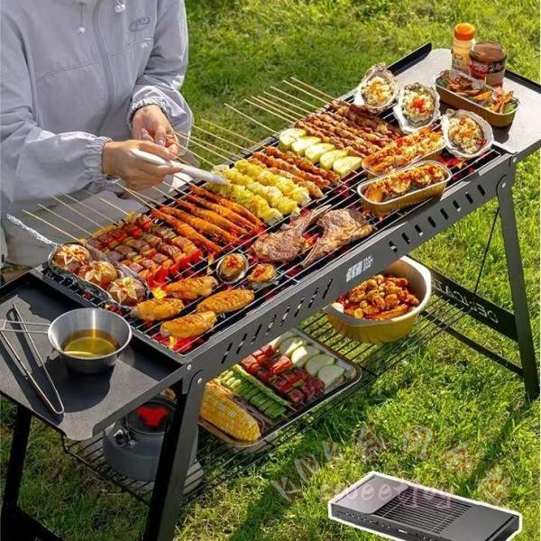 【スタンド式BBQコンロ/焼き面】キャンプで肉や魚貝の網焼きで盛り上がるバーベキューコンロ。ポール脚で扱いやすく、焼き面は64×33cmと広いのでいろんな食材を調理できます。【焼き網/吊るしフック】焼き網は大小2枚の組み合わせで片方を外して...