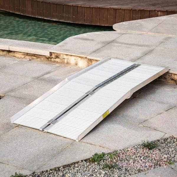 車椅子用のアルミスロープです！車や階段などで使えます！折り畳み可能で持ち手付きなので持ち運びも便利です！※全長に対して25%以下の段差でお使い下さい。 【商品詳細】サイズ(約)：商品の写真をご参照ください折畳サイズ(約)：商品の写真をご参照...