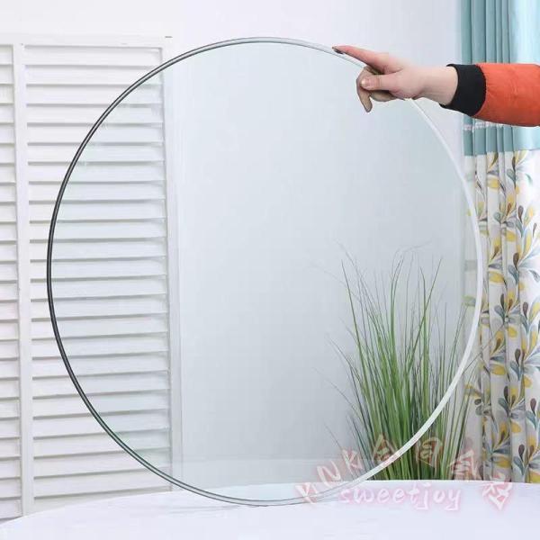 ? 飛散防止強化ガラス：400度の高温試験後、硬度は通常のガラスの3?5倍で、耐久性があり、きめが細かく、しっかりとした質感です。ガラスに外力が当たると、破片は傷を防ぐために純粋な角度のハニカム粒子になります? 厚さ9mmの円卓は透明な強化...