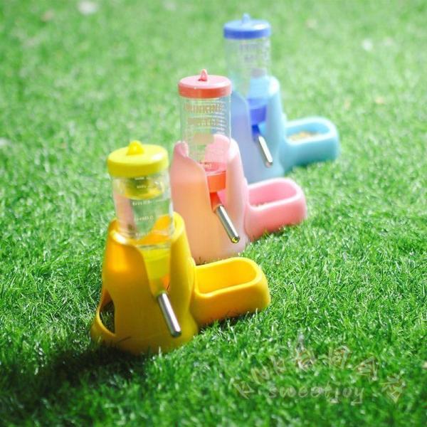 ハムスターやリス、ハリネズミなどの小動物の餌やり?水やりに。給水器付きの小動物用食器です。また、青?ピンク?黄色がございます。【サイズについて】画像をご参照ください。【素材について】ポリプロピレン(PP)、PET【カラーについて】生産ロット...