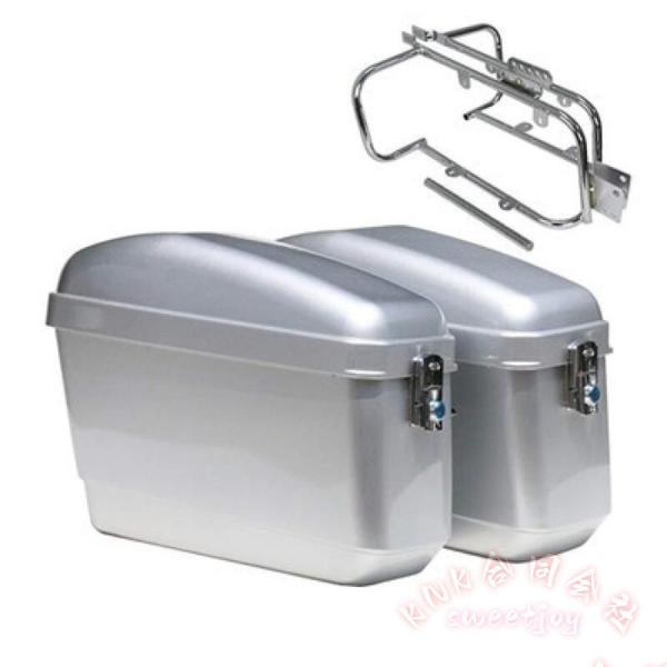 サイドボックスの外形寸法はL42 * W20 * H31cmです。内側のサイズはL41 * W18cmです。箱の底にある2つの穴の間の距離は15cmです。サイドボックスはABS素材でできており、丈夫で耐摩耗性があり、長寿命です。このバイクの...