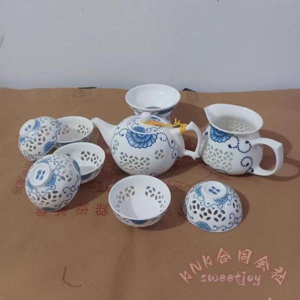 中国茶器 父の日 誕生日 ウーロン茶 急須☆絶妙な空の彫刻技術とともに、歴史、伝統のある磁器の技芸で焼いてきた茶器。☆茶器としての実用性だけではなく、芸術品としても雰囲気を営んでインテリアをすることできます。☆暇の日に、友達を誘ってお茶をと...