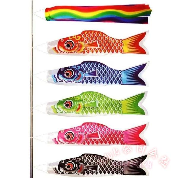 ★光沢のあるポリエステル生地のカラフルな鯉のぼりで?お子様の将来が美しく彩られるようにと願いを込めて作られました。★織機によって規則正しい幾何学模様を生地に織り込む事で?泳ぐ度にキラキラ輝く豪華絢爛な美しい鯉のぼりに仕上がっています。★ヒレ...