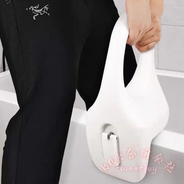 シンプルなデザインの浴槽用手すり■こんな方におススメ足腰が不安な年配の方自宅で介護をしているお子様のいるご家庭怪我等で入浴が困難な方しっかり持つことができ、安定した体勢がとれるので足腰の負担が軽減できます。■工事不要の簡単取り付け浴槽壁に合...