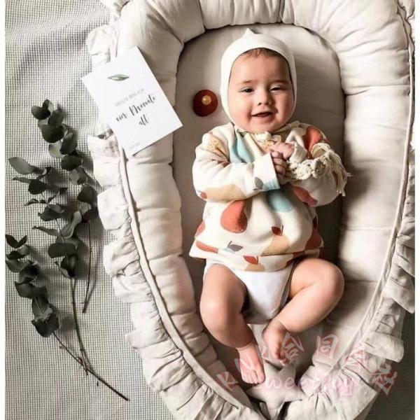 【安心感あるベッドインベッド】硬めのマットをふかふかな綿入りのフチでぐるりと囲んだデザインは、まるで子宮の中のように包み込まれるよう。大きな環境の変化で不安な赤ちゃんに安心感を与えてくれるベッドインベッドです。【添い寝時の便利アイテムとして...