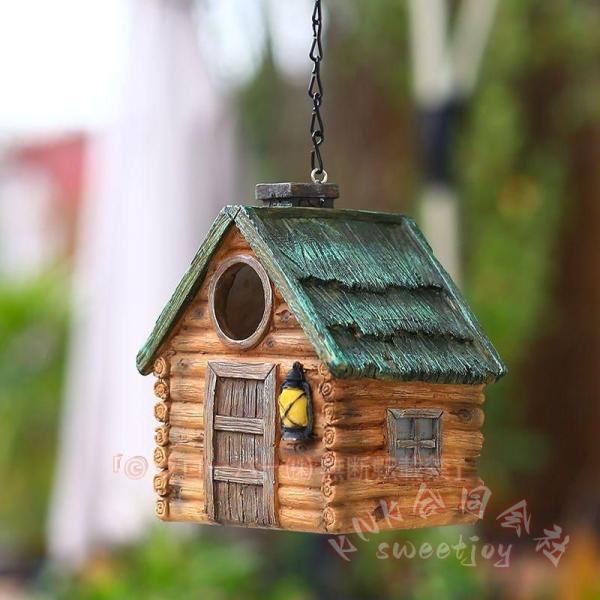 ハウスの形、明確で美しい質感、鳥のための安全な避難所を提供します。樹脂素材を使用し、安全で無毒、防湿性、頑丈で耐久性があります。ユニークなデザインの巣箱は、お家や庭に最適です。豪華なガーデンのアクセサリーです。鳥が簡単に出入りできるように特...