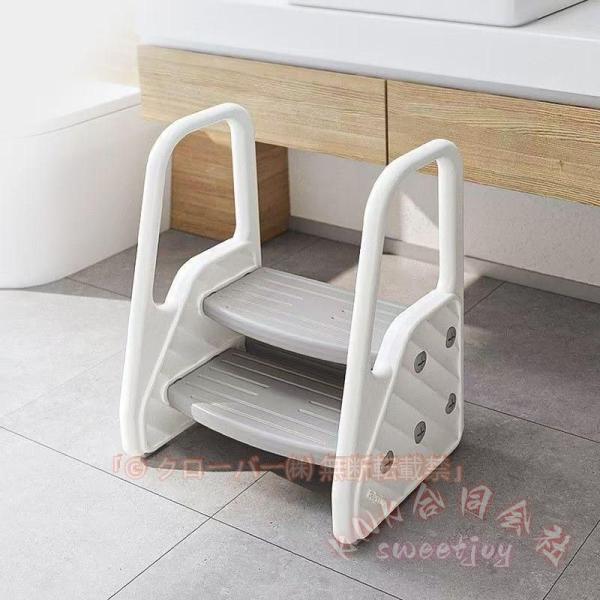子供用手すり付き2段ステップお子様が安心してひとりで登り降りできるように、しっかりとした手すりがついています。踏み台部分は広く、お子様から大人まで幅広くご利用いただけます。シンプルなデザインは場所を選ばずご使用いただけます。■両側手すり付き...