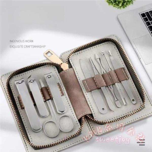■専用フェイクレザーケースがおしゃれ専用ケースでまとめて管理することで、紛失する心配もありません。■美しさと使いやすさを両立！9点セットの多面的ケア用品。生活に必要な爪切り、毛抜き、鼻毛カッターなどがセットになっています。■持ち運びにも便利...