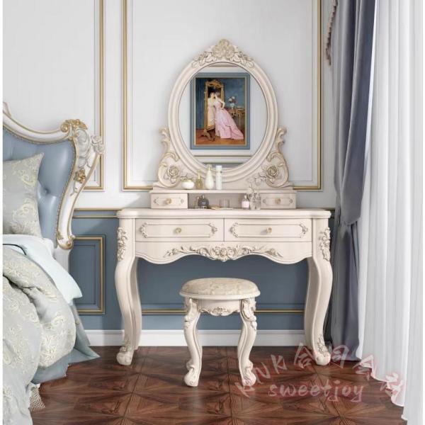 デザインやディテールにこだわったエレガントなアンティーク風デザインのスツール。豪華な雰囲気のするアンティーク風のドレッサー用スツールです。ドレッサーとセットで使うのはもちろん、玄関先やお部屋のインテリアの一部としても置いておいても◎※塗装は...