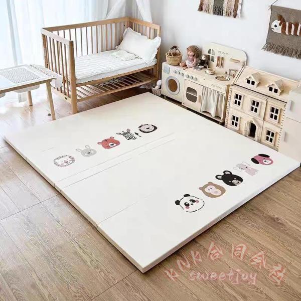 【安全材質使用】表面は柔らかな水溶性PU素材とコア（プレス）技術により作られています。生地は接着剤などの有機溶剤を使用していないので、赤ちゃんが噛んだり舐めたりしても大丈夫。安心・安全な製品です。【折り畳み式・幅広い用途】折りたためるので片...