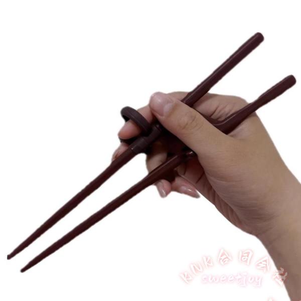 ★人差し指の中指が正常に曲がらず、親指が正常に使用できないという問題を解決するための自動開放。箸は自動的に開き、食べ物を拾う準備段階に入ることができます。★中国料理、日本料理、アジア料理をすぐにマスターしてお楽しみください。中国人/日本人以...