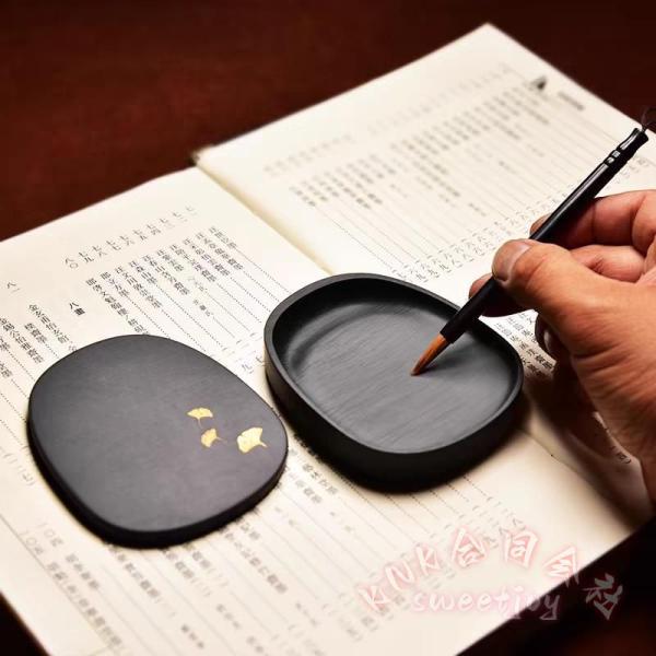 1.種類：歙州硯2.水を濡らさず、寒さで凍らず、良質の石硯は多くの書道名者から賞賛されています。実用的かつ経済的、書道愛好家への完璧な贈り物としては人気があります。3.使用用途：日常書道・半紙用 小学生の書道バッグに入るサイズ。天然の石のた...