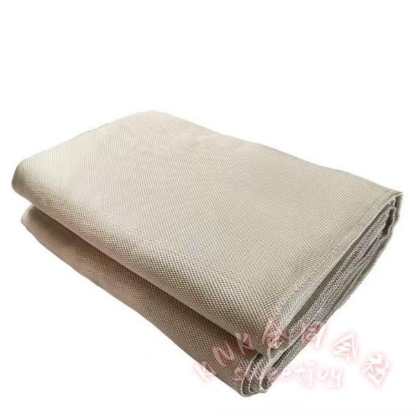 【地面を守るシート】焚き火台の下に敷くシートで、焚き火やBBQをする時に起こってしまいがちな、炭・薪がはぜて地面にダメージを与えてしまうことを防ぐためのものです。非常にアウトドアやキャンプに適しています。直火禁止のキャンプ場で焚き火を楽しむ...