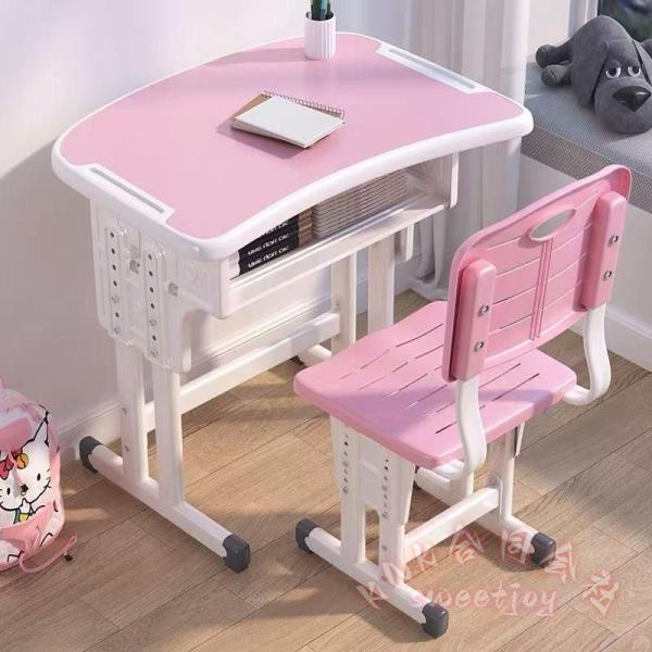 製品仕様 寸法: このテーブルとチェアのセットは 6 色からお選びいただけます。 大容量のデスクトップデザイン、アップグレードされた大きな引き出しスペースにより、より多くの学用品を保管できます。 安全、無臭、耐久性があり、変形しにくいです。...