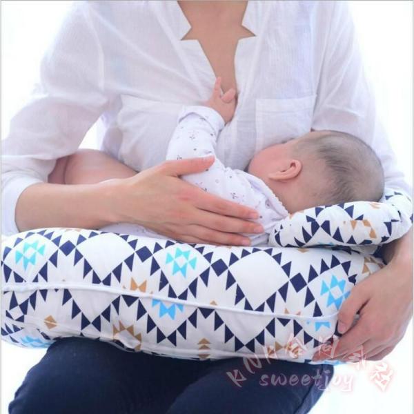 ?授乳クッションを使えば一定の抱き方になり授乳がしやすくなります。?綿100%生地のかわいいポップなアニマル柄カバーが付いたマルチクッションです。?授乳の時このクッションの上に赤ちゃんを寝かせれば、支えになって腕も肩も楽チンに。?カバーリン...