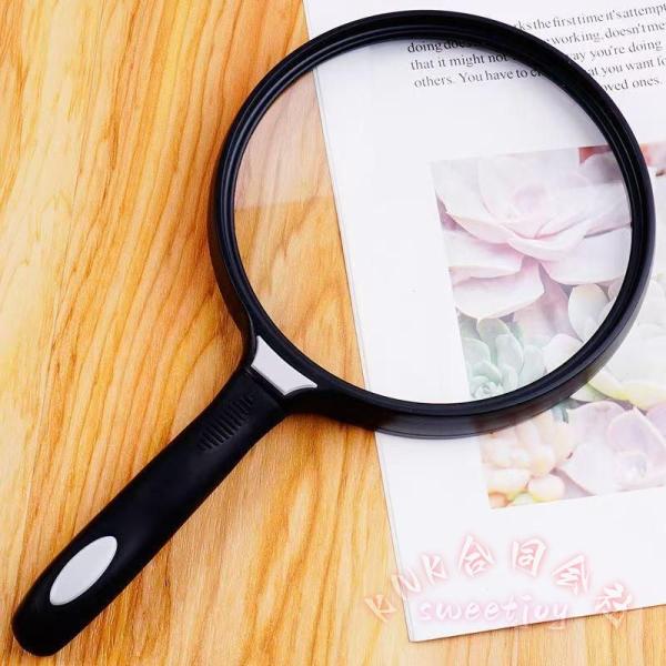 「特大サイズのルーペ」幅広い用途に対応する140mmの大型ルーペ。理科の実験から読書まで、あらゆるシーンで活躍します。「快適な持ち心地」滑りにくいゴム製グリップで握りやすい。大きなレンズが、老若男女問わず見やすさを実現します。「目の疲れを軽...