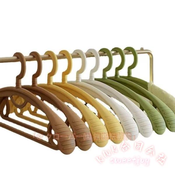 シンプルで使いやすい幅広ハンガーの10本セット。肩部分がしっかりしているためコート・ニットワンピースなどが肩が出っ張ることなくかけられます。素材も形もしっかりしていて・デニムのような重い衣類を掛けても大丈夫。便利な小物掛けもあり・スカーフや...