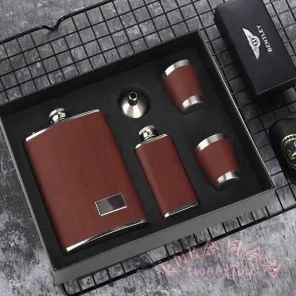 ● 容量：9オンス● 寸法：15.1 Cm X 8.3 Cm X 2.1 Cm● 素材：ステンレススチール+レザーケース、100％漏れ防止● 2つのフラスコ（大きなヒップフラスコ：9オンス、小さなヒップフラスコ：2オンス）、2つのステンレス...