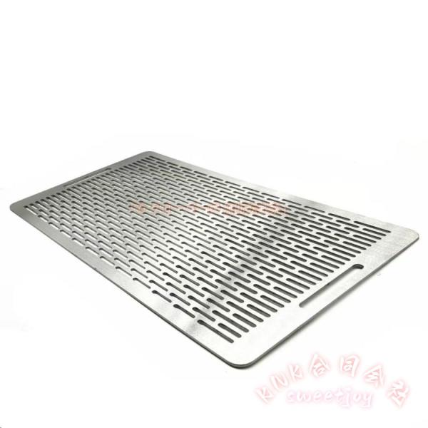 材質:304ステンレス製。一体成型。水洗いでき、清潔さを維持しやすくなっています、お手入れも簡単です。これらのグリルマットは、高品質の耐熱ステンレス鋼素材、耐久性、耐食性。錆びに強い ステンレス 製 3ミリ 炉ばた焼器 炙りや 専用 焼肉プ...