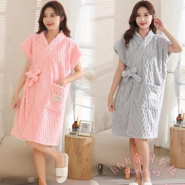 商品説明お風呂から上がって体を拭かずにサッと着るだけ。の吸水速乾タオルの素材で作ったバスローブ。ふわふわのとろけるような柔らかな風合いと可愛いデザインが特徴。持ち運びにも便利で、プールや海水浴の前後のお着替えや温泉、サウナ、ジムなどでも。*...