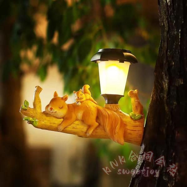 ??【可愛くて萌えコアラ、リスちゃんライト】こだわりのガーデンにお勧めのガーデン小物、メルヘンチックな切り株とフクロウの夜間自動点灯です。可愛フクロウが秘密基地の森の切り株に楽しく遊んでいる情景はすぐに庭園に活力を与えます。可愛いだけではな...