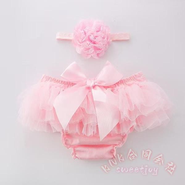 ベビーちゃん向けのサテンのリボンがかわいいフリフリシフォンブルマが登場です。こんなかわいいショートパンツ（オーバーパンツ）はめずらしいですよ♪たっぷりボリュームのフリル！肌触りもとってもよいから、履き心地も抜群です！！Mサイズは （9-18...