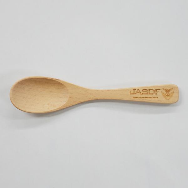 航空自衛隊　JASDFロゴver.木製カレースプーンの登場です！ブナの木から削り出した木製なので非常に軽く、先端も薄いのですくい易い形です。天然木で作られているので口当たりが良く、お子様からご年配の方まで気軽にお使いいただけます。デザイン部...