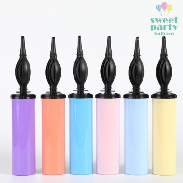 バルーンポンプ ハンドポンプ 空気入れゴム風船やアルミ風船を膨らませるためのハンドポンプです押したり引いたりするとラクラク空気が入ります！風船以外にもビーチボールや浮き輪などにもご使用いただけます。カラー 全7色パープルアプリコットブルーピ...