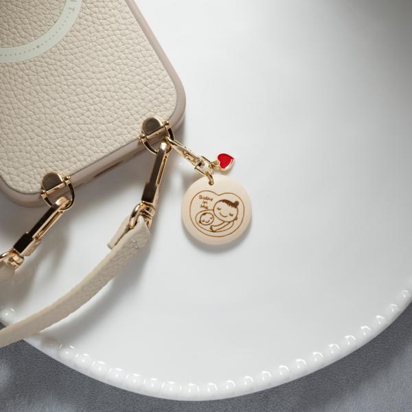 スマホリングやスマホストラップに付けられるミニサイズのマタニティマーク。ナチュラルウッドで温かみのあるデザイン。ロゴの部分はレーザーでひとつひとつ丁寧に彫刻しています。※表面はマタニティマーク英語です。※裏面のショップロゴは、マタニティマー...