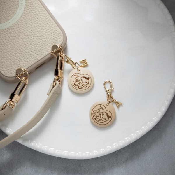 スマホリングやスマホストラップに付けられるミニサイズのマタニティマーク。ナチュラルウッドで温かみのあるデザイン。ロゴの部分はレーザーでひとつひとつ丁寧に彫刻しています。※表面はマタニティマーク英語です。※裏面のショップロゴは、マタニティマー...